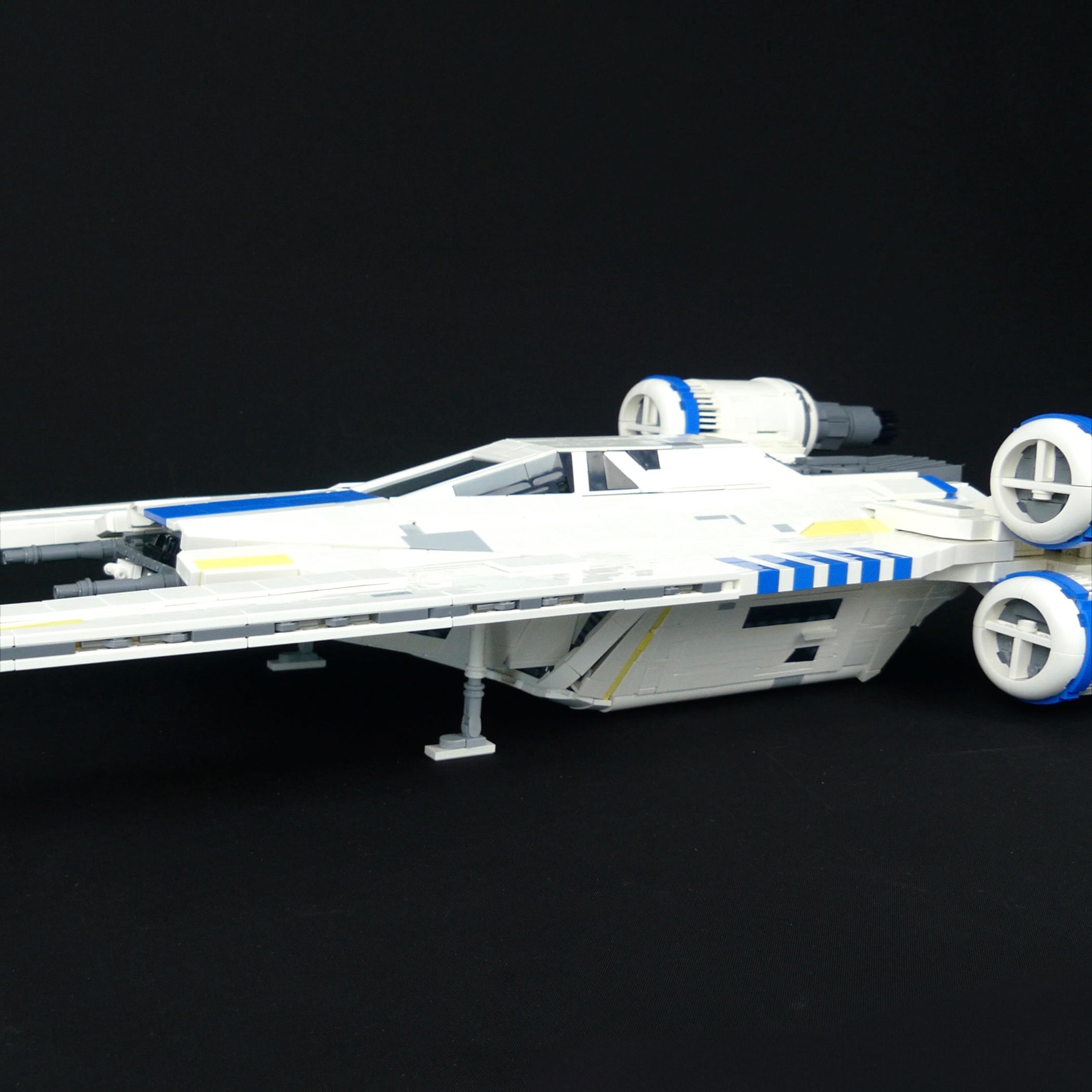U-Wing Starfighter - Minifig Scale — BrickVault