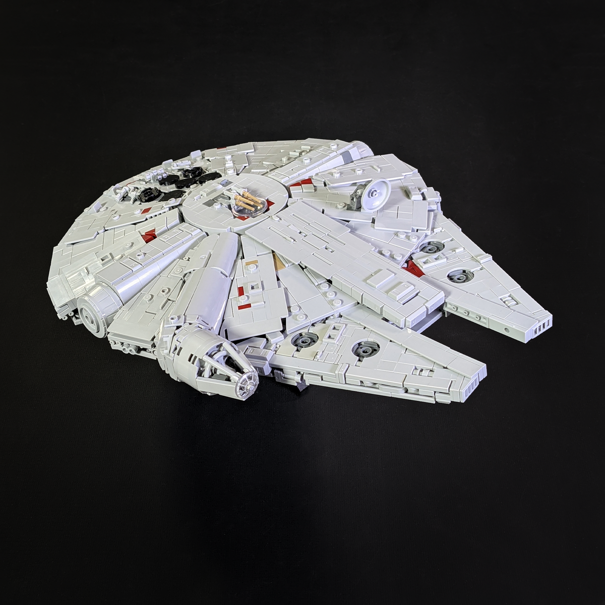 Millennium Falcon - Midi Scale — BrickVault
